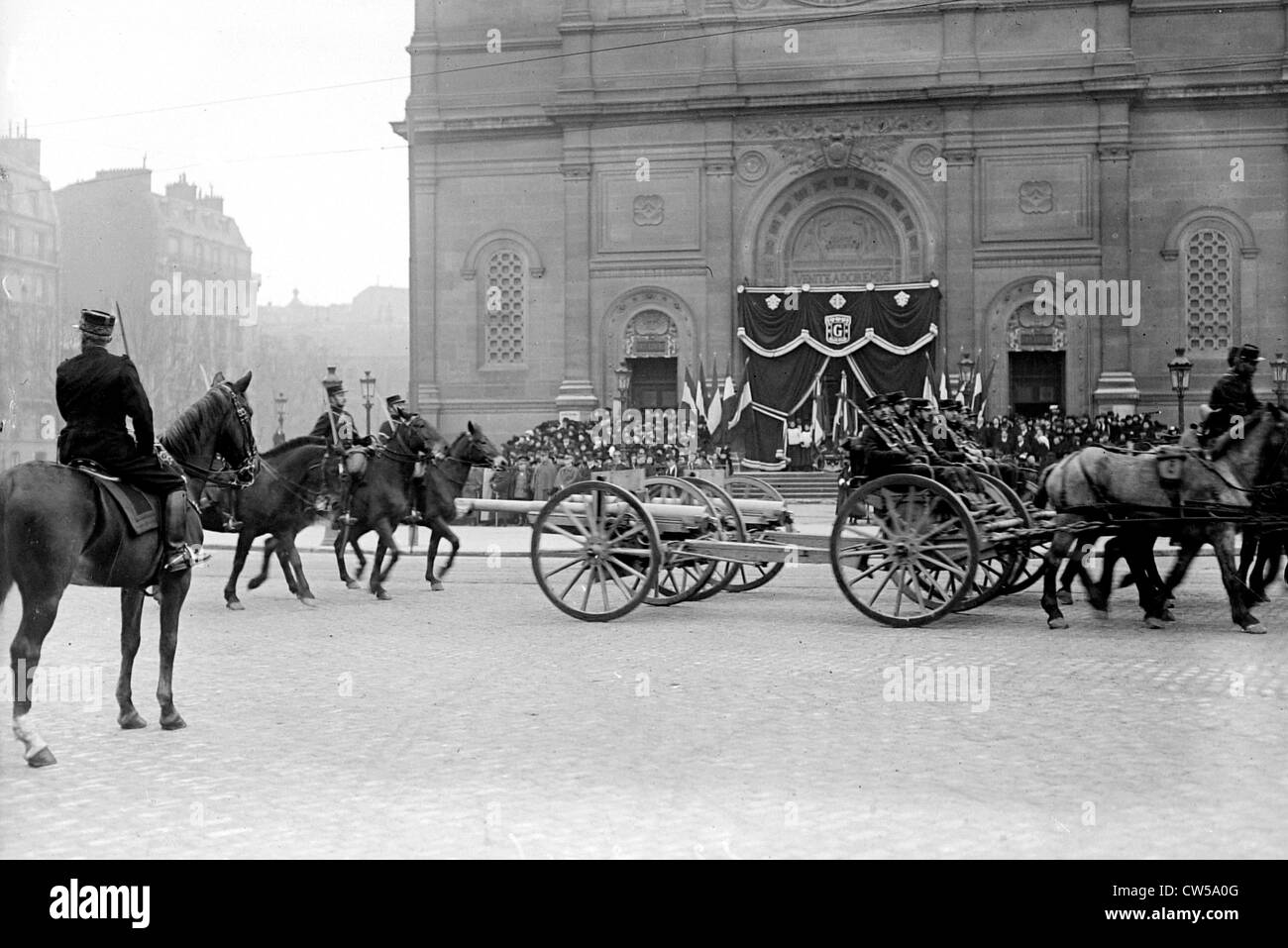 Paris, funeral of General Loyseau de Grandmaison, the parade of the ...
