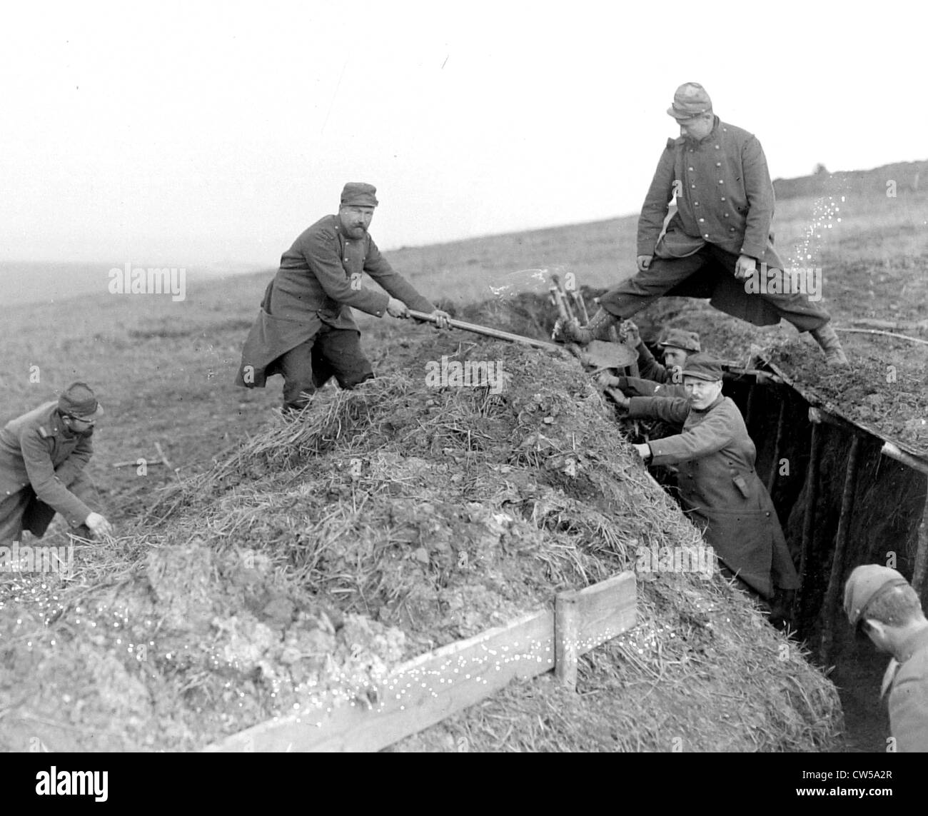 A visit to the front, soliders building a trench Stock Photo - Alamy