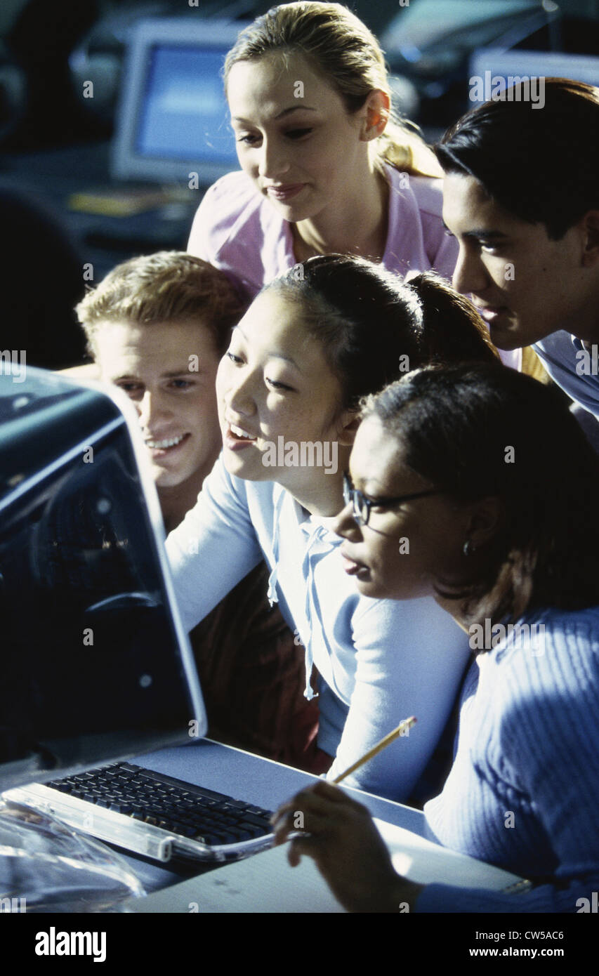 Computer lab teenagers hi-res stock photography and images - Alamy