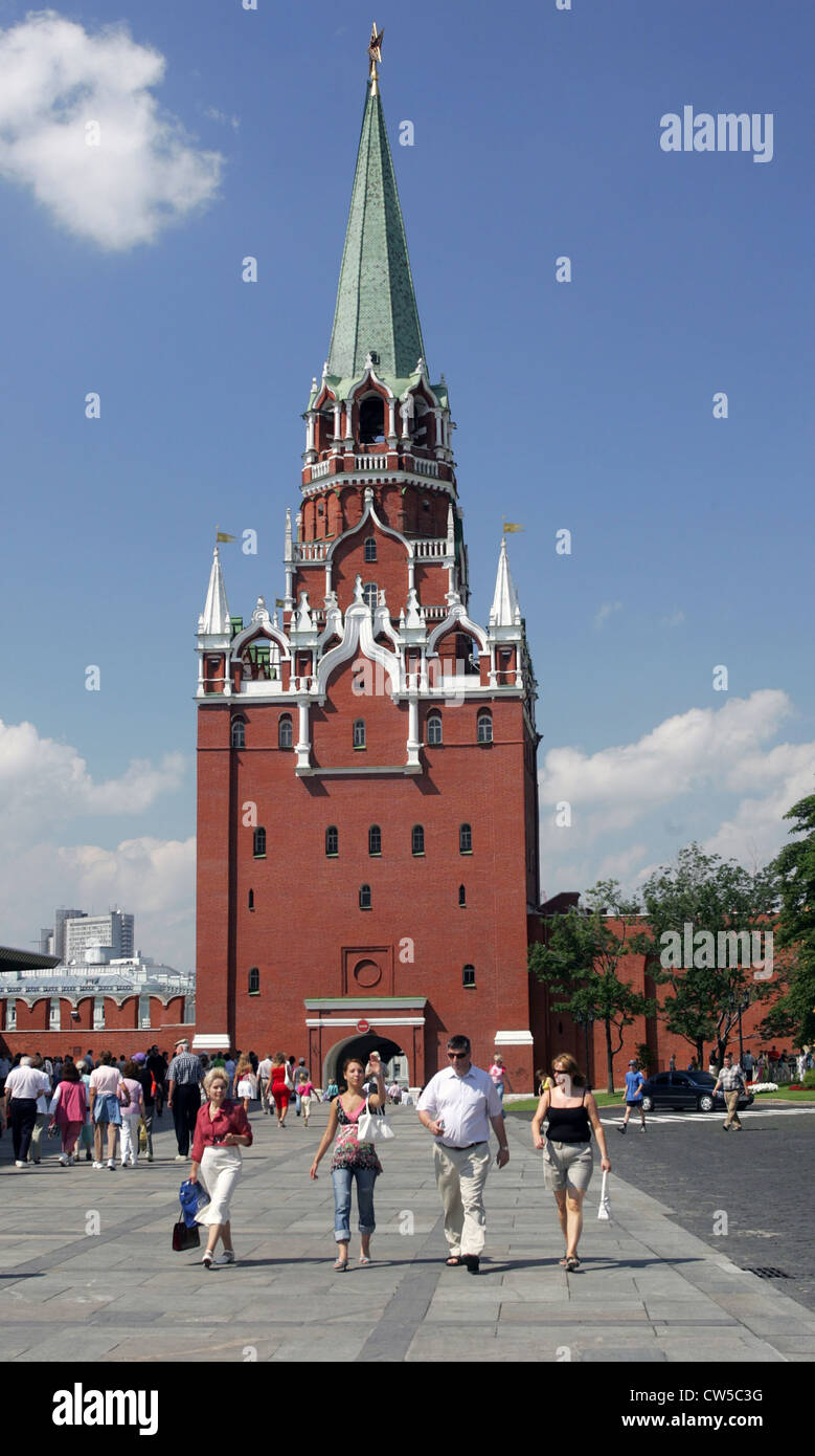 Moscow, tourists outside one of the towers of the Kremlin Stock Photo ...