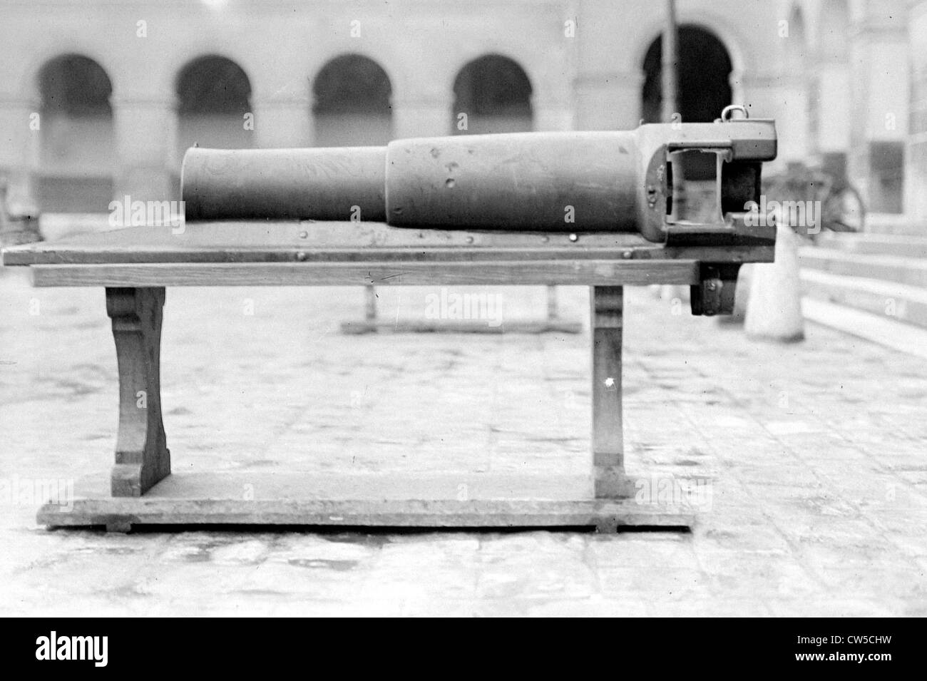 German 77 mm gun Stock Photo - Alamy