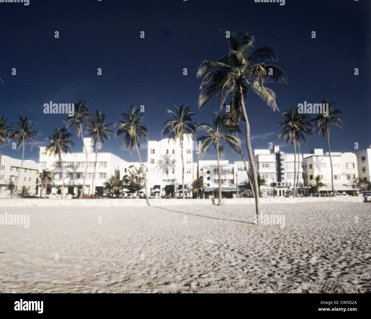 Beach contrast hi-res stock photography and images - Alamy