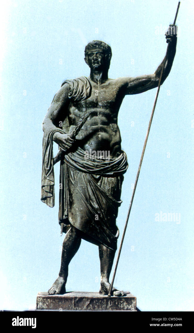 Toga statue hi-res stock photography and images - Alamy