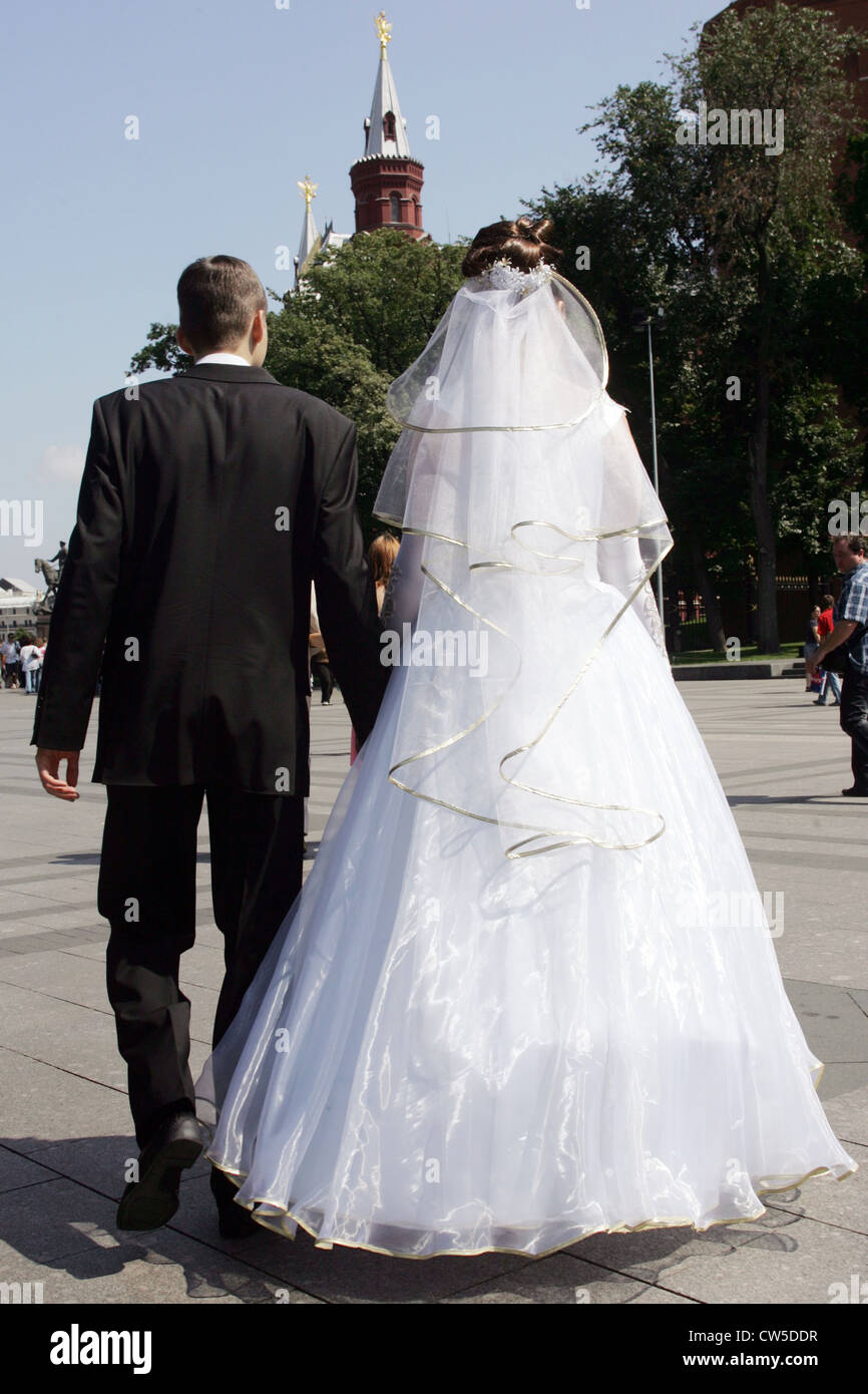 Moscow, wedding couple runs over the Red Square Stock Photo - Alamy