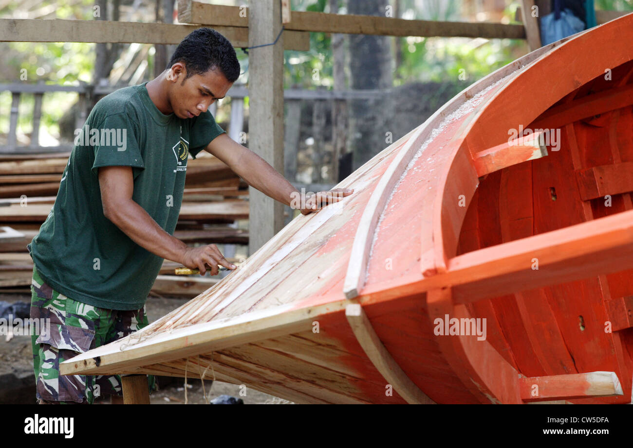 Sealing joints between the wooden planks in the traditional ...