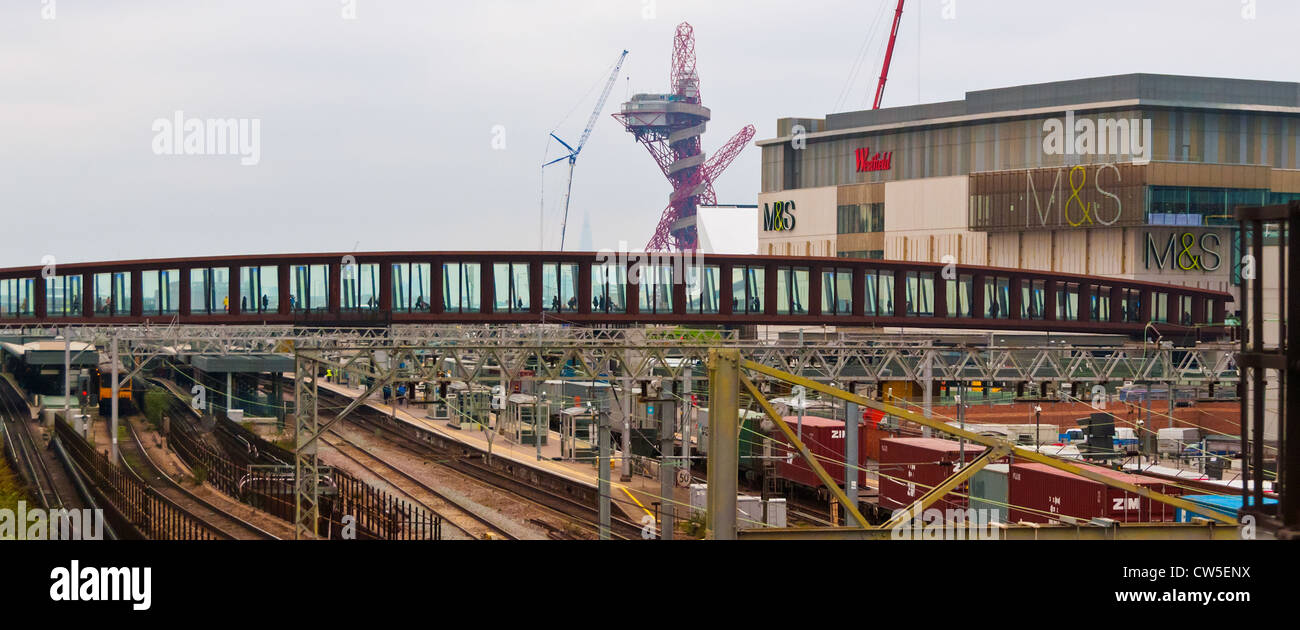 Pedestrian bridge at Stratford Station with the Orbit under ...