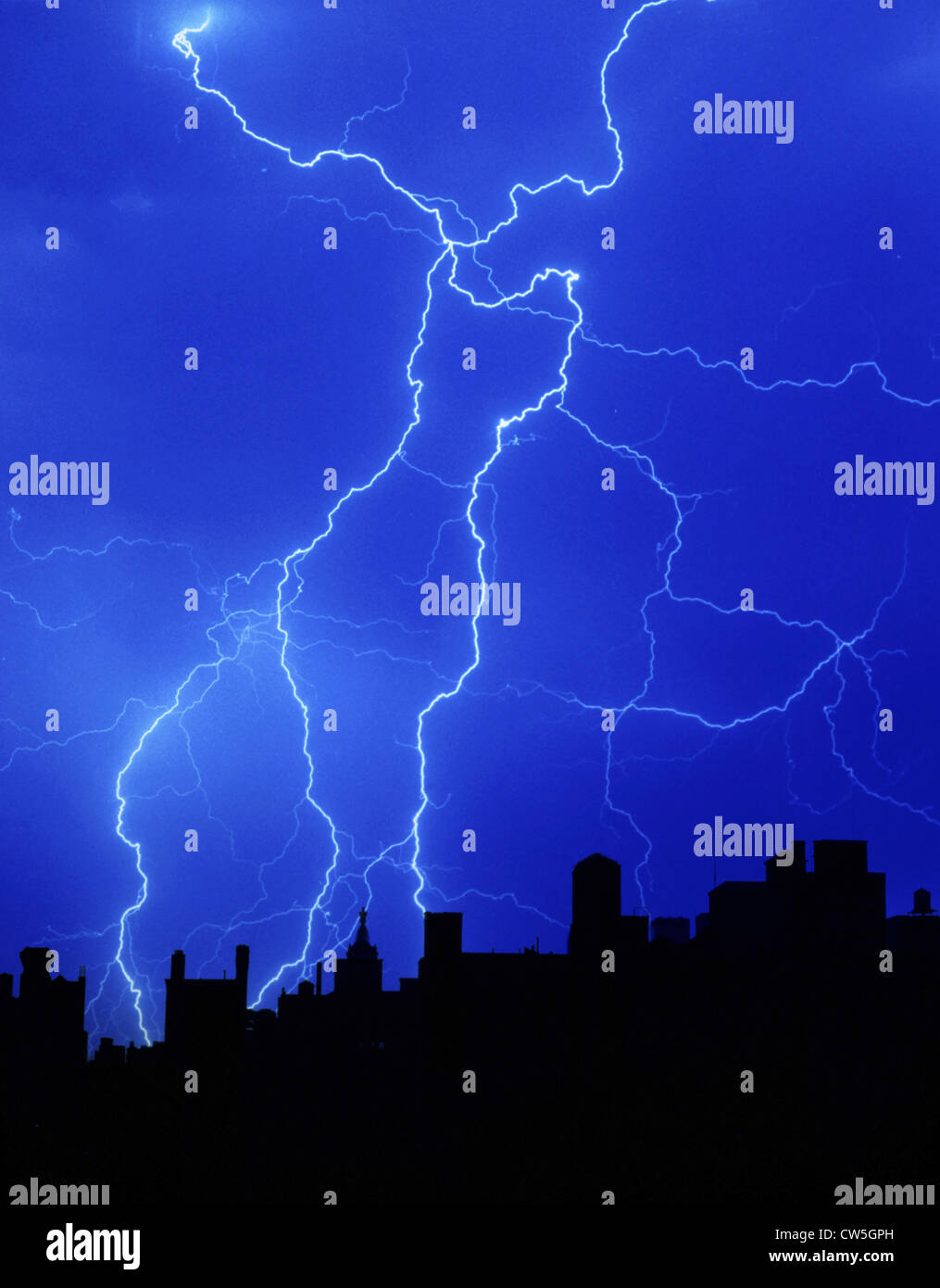 Lightning lighting up the night sky Stock Photo - Alamy
