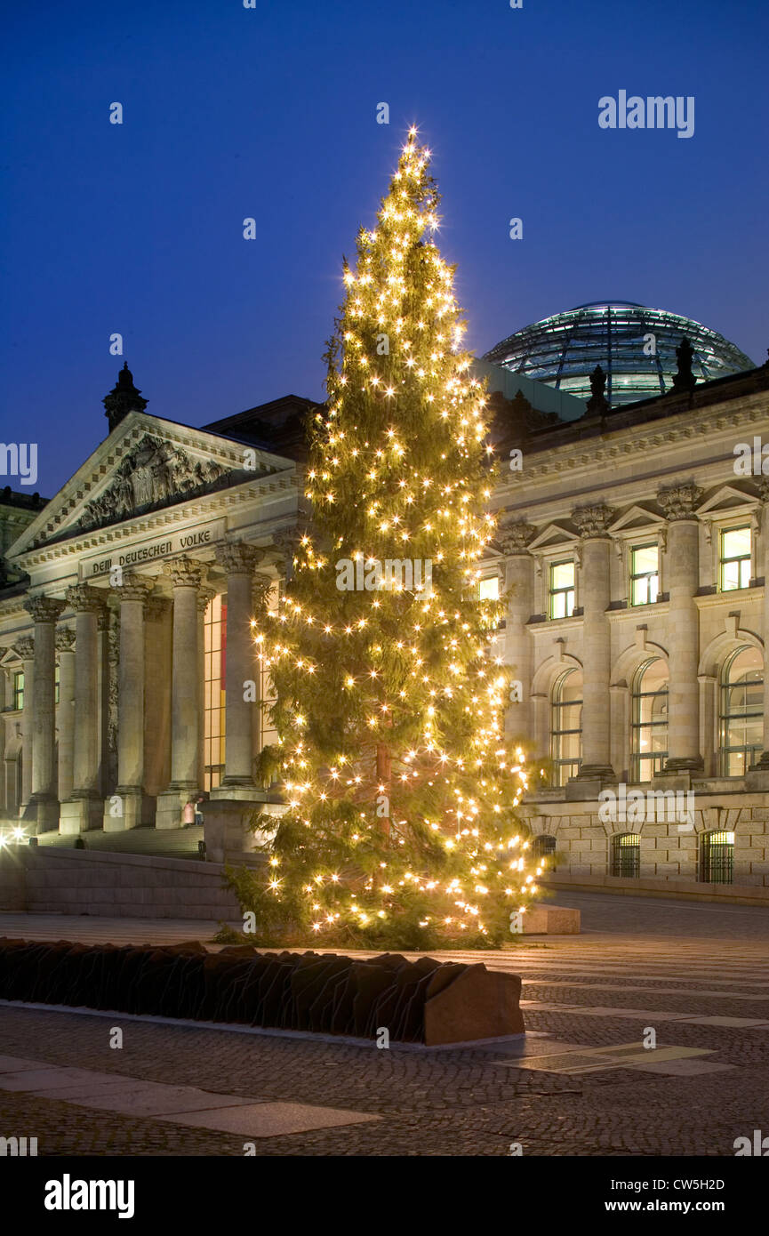 Berlin, illuminated Christmas tree in front of the Reichstag Stock ...