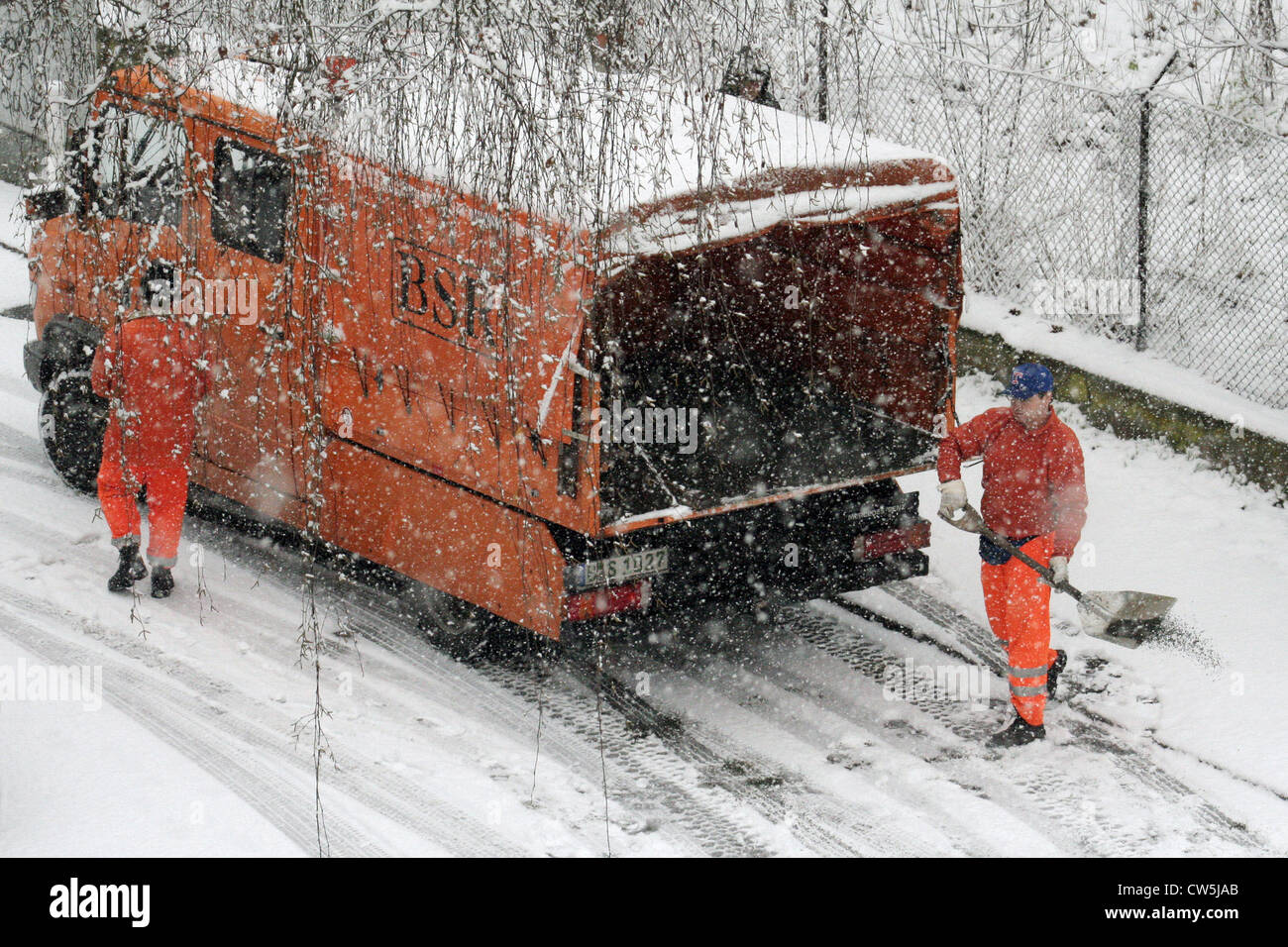 Berlin, people in Berlin who scatters the road Stock Photo - Alamy