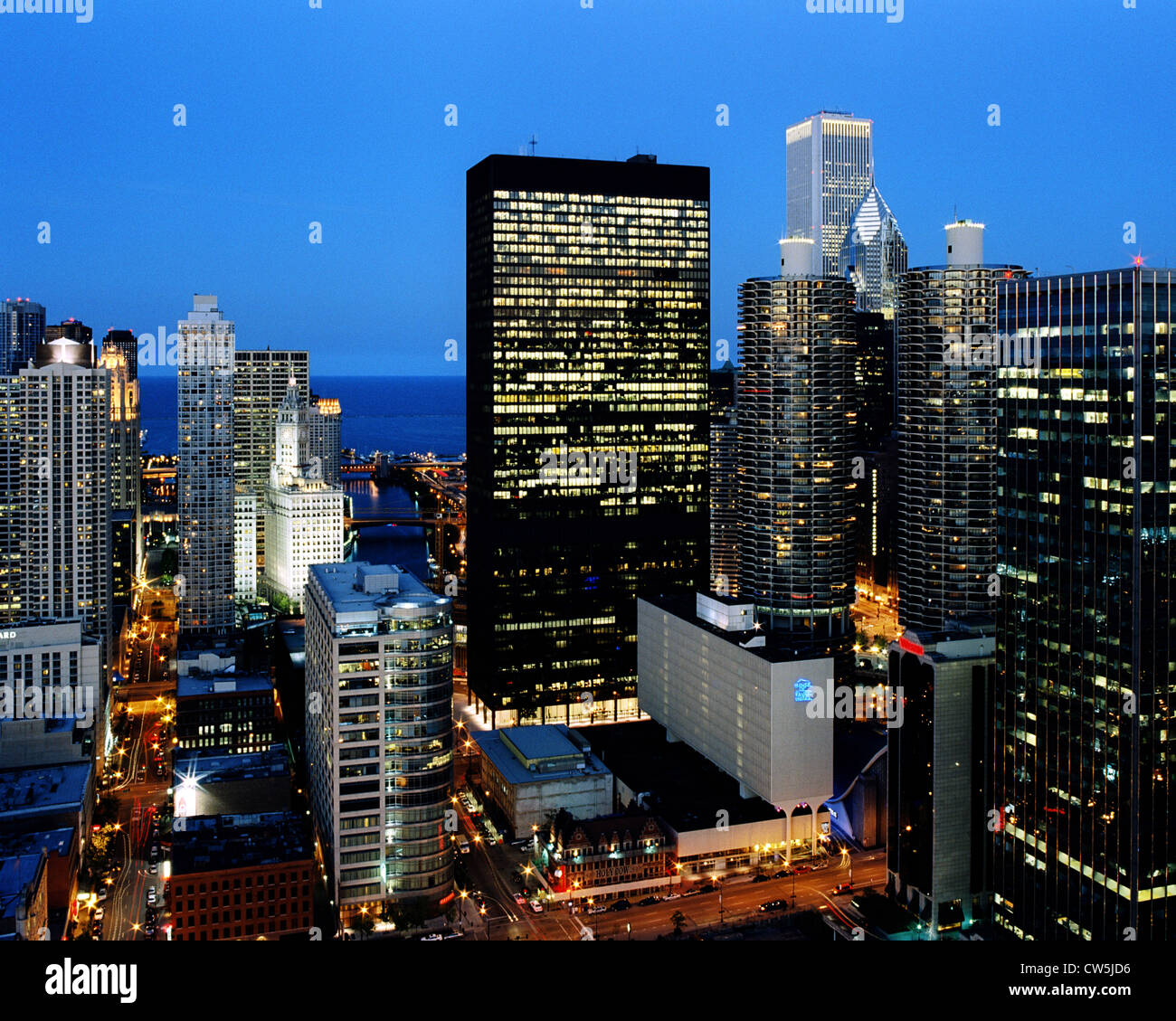 Chicago urban skyscrapers illuminated hi-res stock photography and ...
