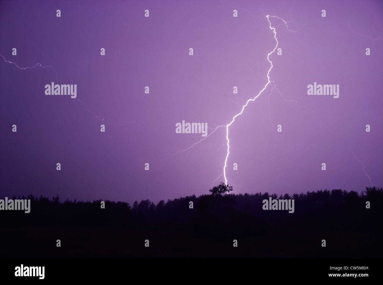 Bolt of lightning hi-res stock photography and images - Alamy
