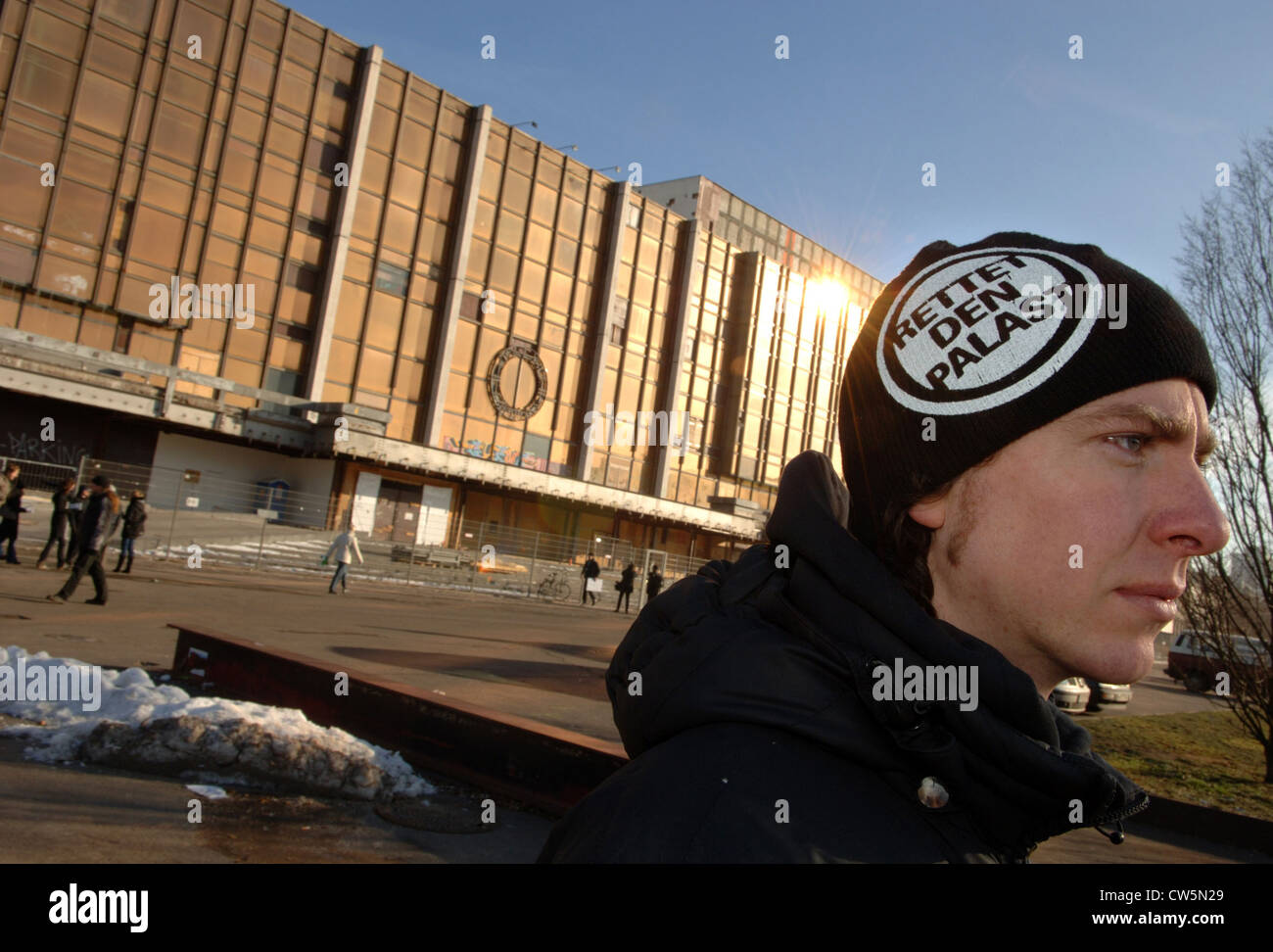 Berlin protest against the demolition of the Palace of the Republic ...
