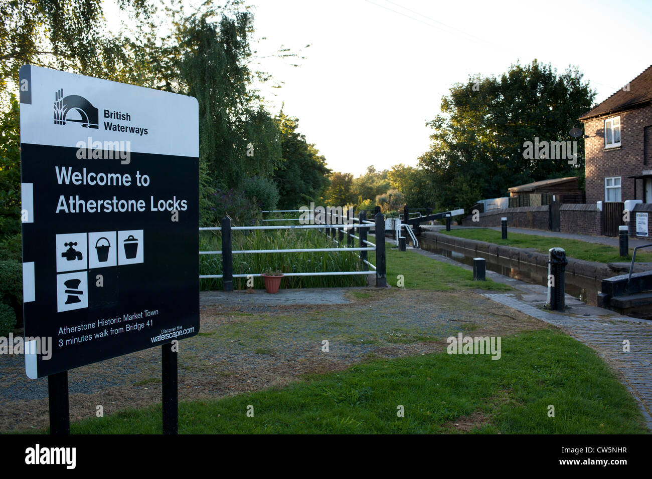 Atherstone Lock Keepers cottage on the Coventry canal. The cottage ...