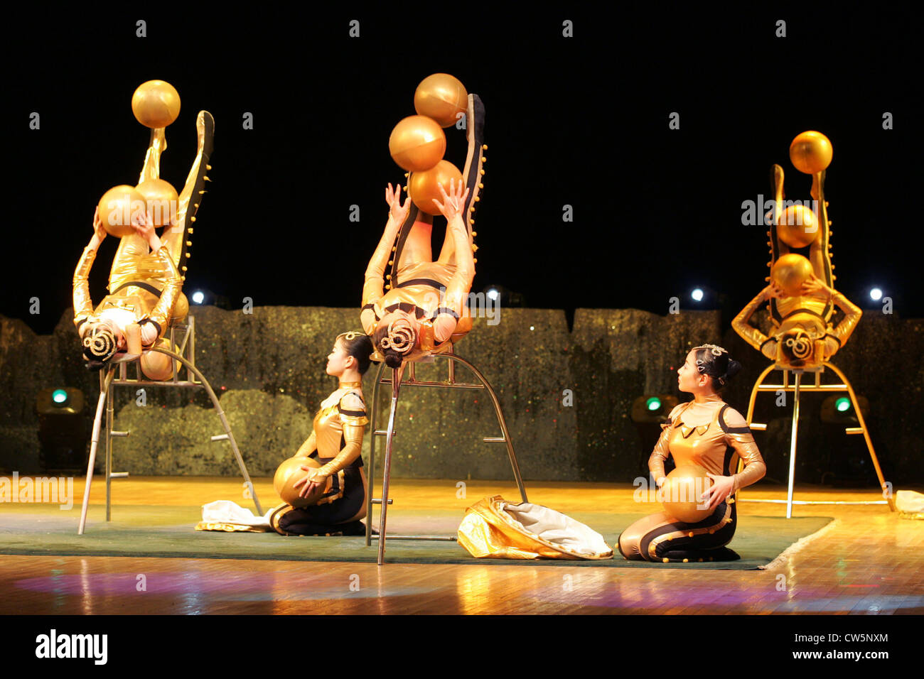 Balance artists hi-res stock photography and images - Alamy