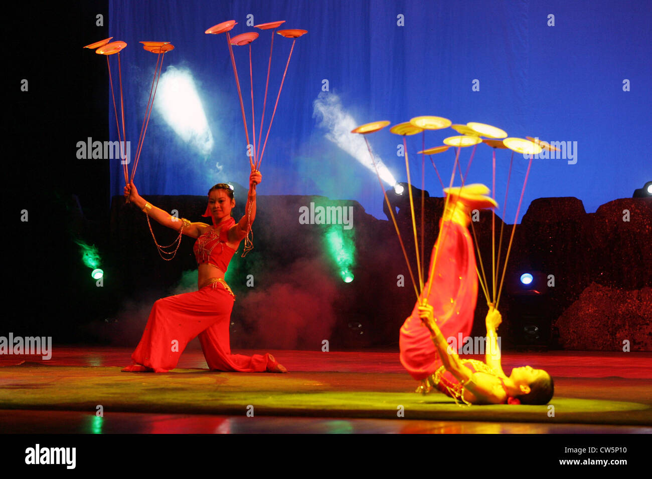 Beijing, Artistes juggling with plates Stock Photo - Alamy