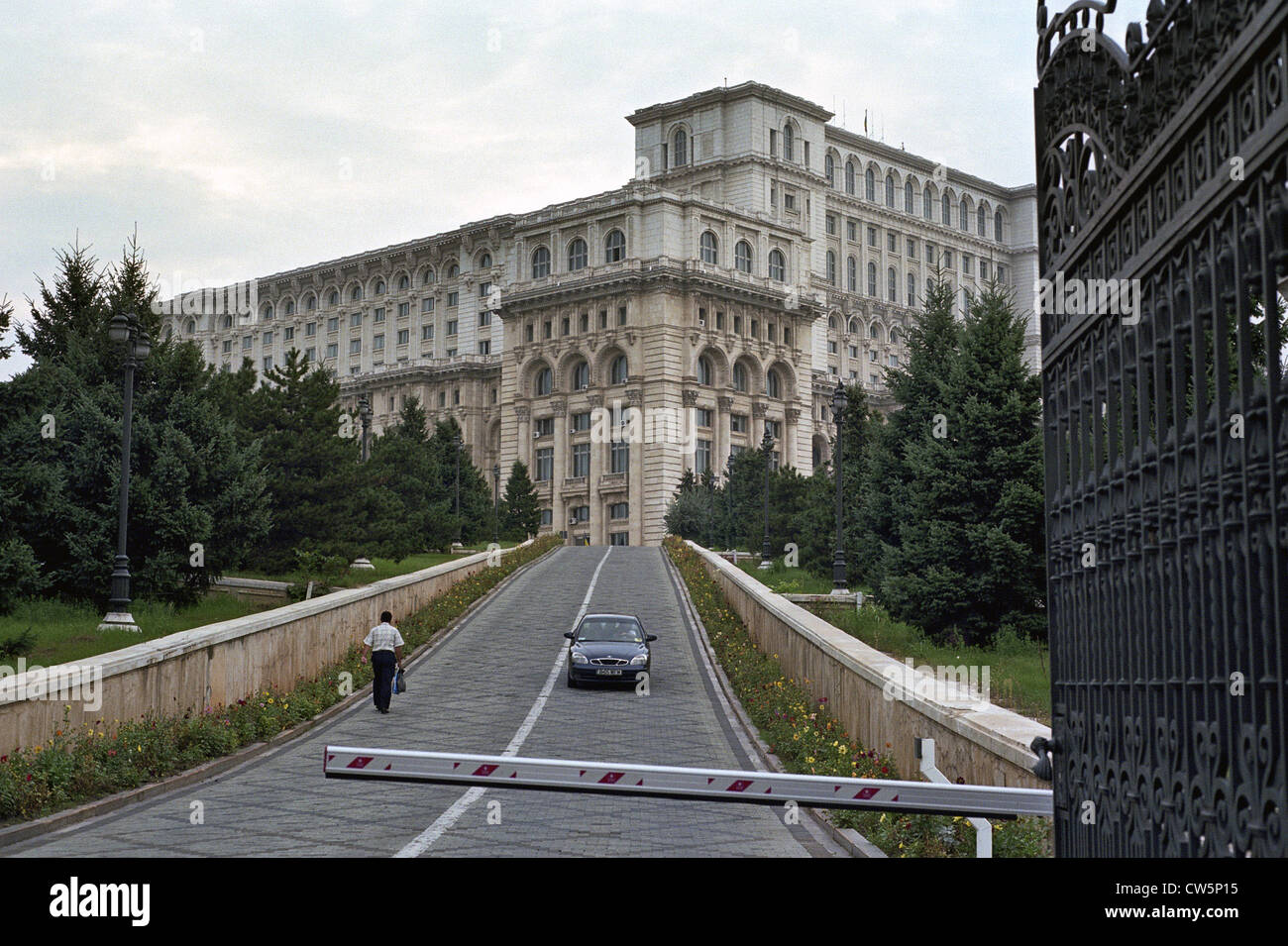 Driveway to the Palace of the Parliament (Palatul Parlamentului) in ...
