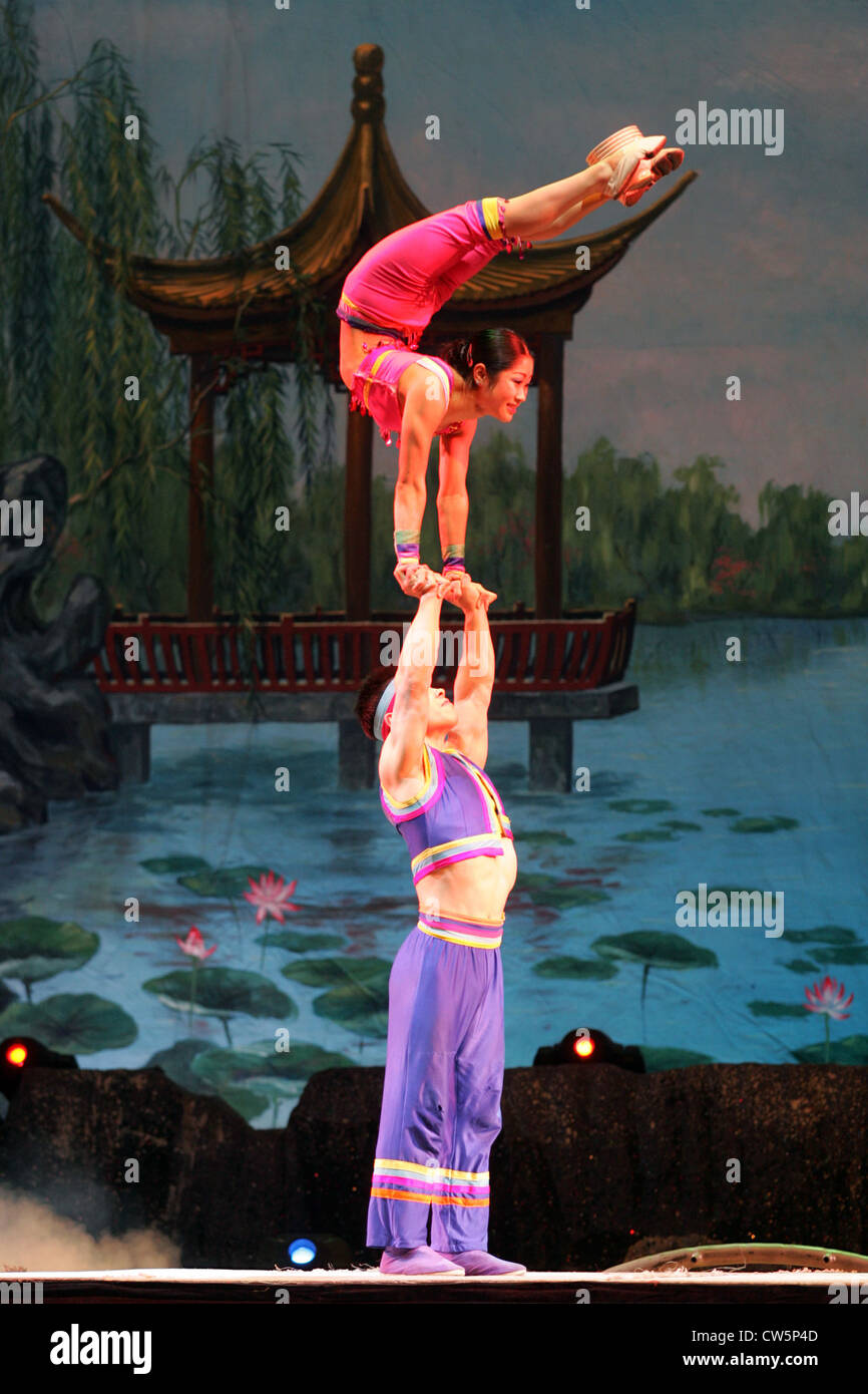 Acrobatics circus hi-res stock photography and images - Alamy