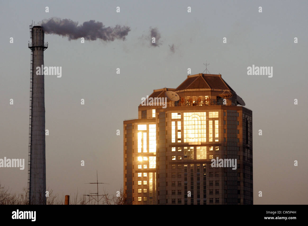 Symbol photo, smoky factory chimney with a shining sun in the house ...