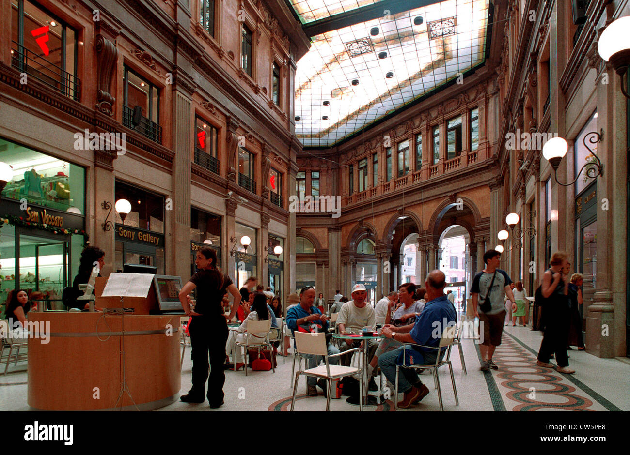 Cafe society downtown hi-res stock photography and images - Alamy