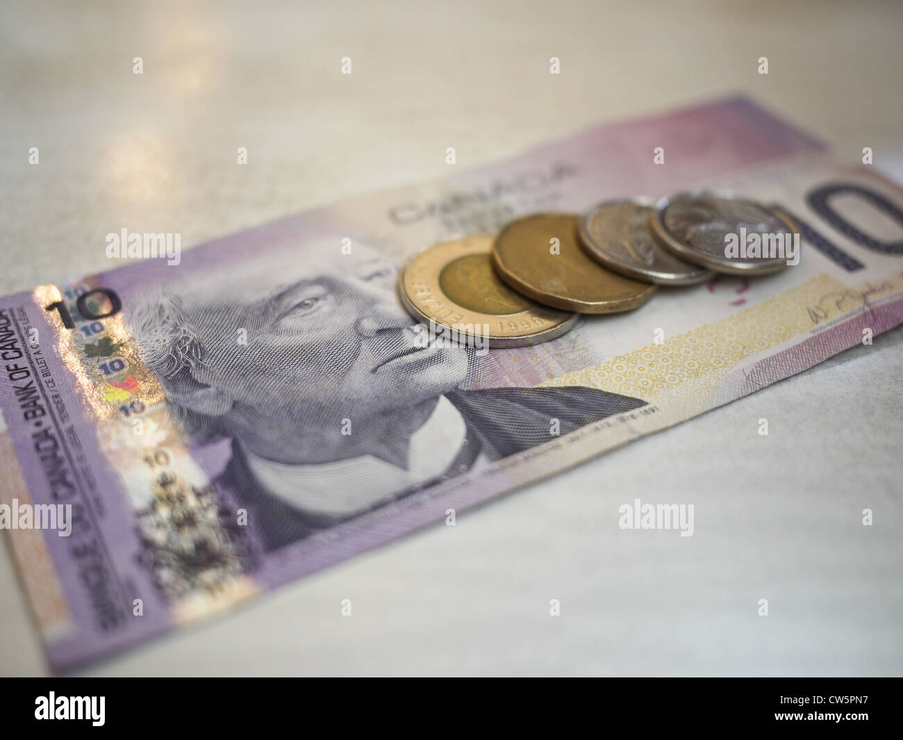 Canadian Ten Dollar Bill Coins Toonie Loonie Stock Photo Alamy canadian-ten-dollar-bill-coins-toonie-loonie-stock-photo-alamy