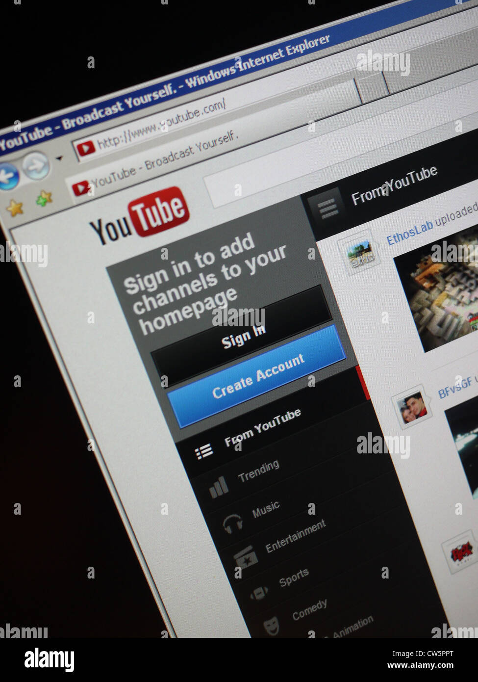 watching video online youtube Stock Photo - Alamy