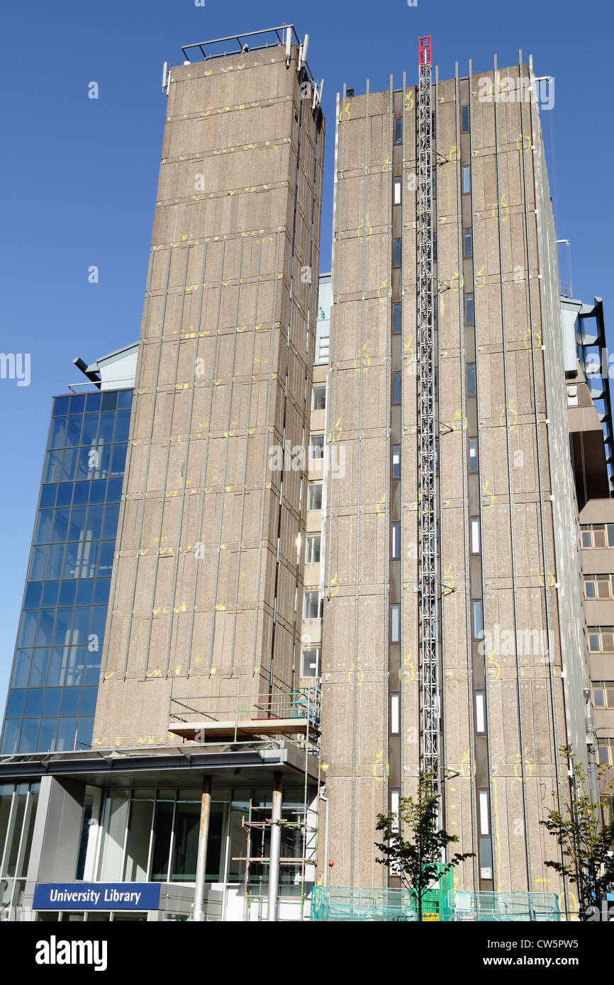 Facade of the University of Glasgow Library towers stripped for ...