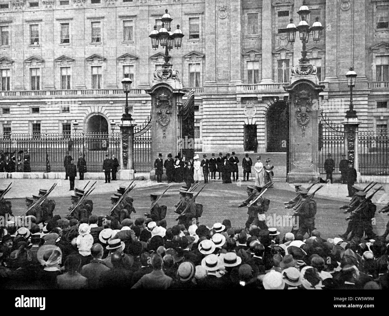 World War I. London: parade of a batallion about to leave for France ...