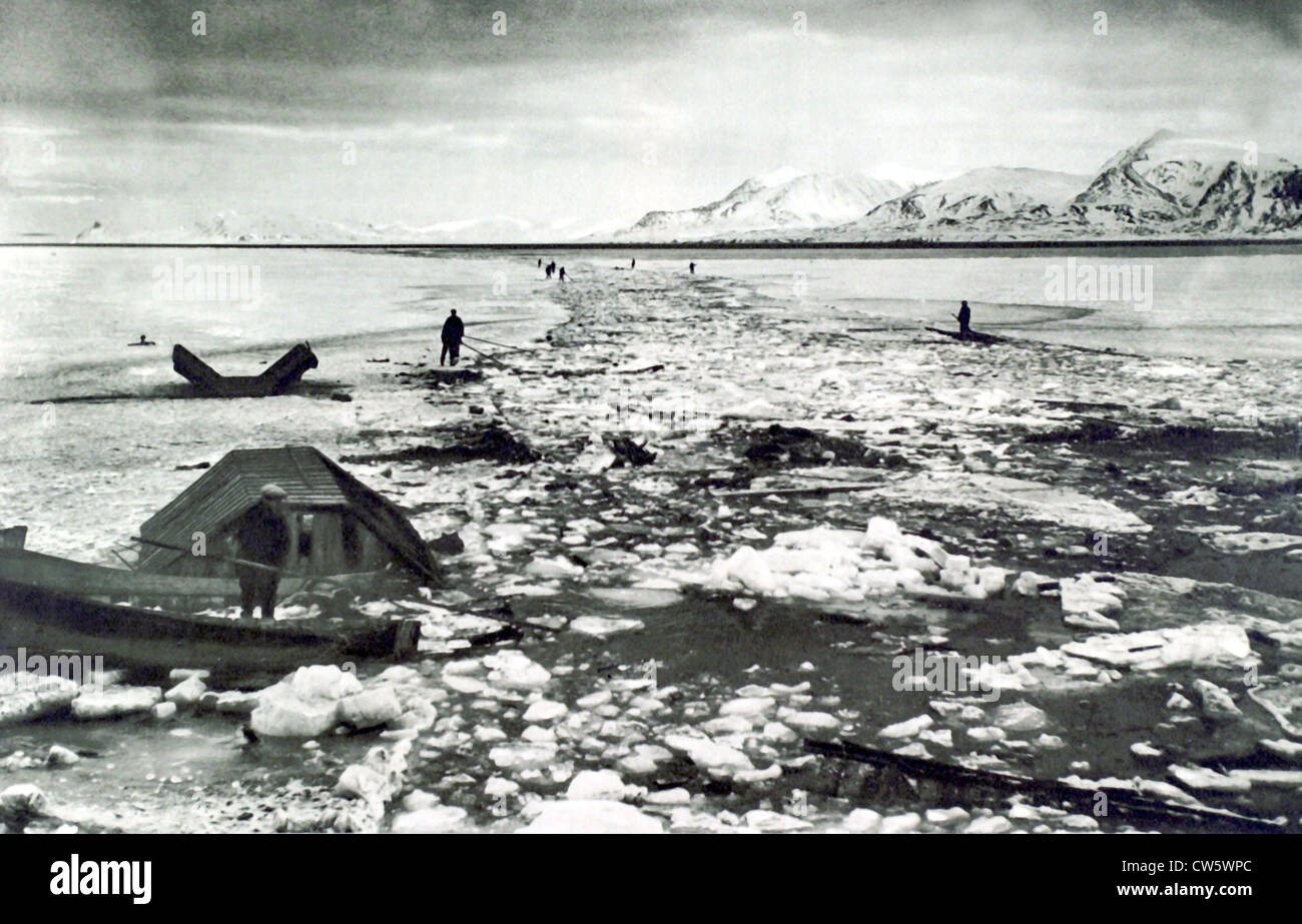 1925 Roald Amundsens Expedition To The North Pole At Spitzberg Hi Res