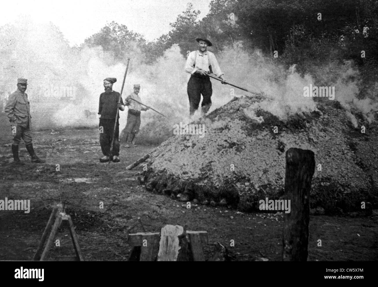 World War I. German prisoners digging up peat in Haute-Saône (1918 ...