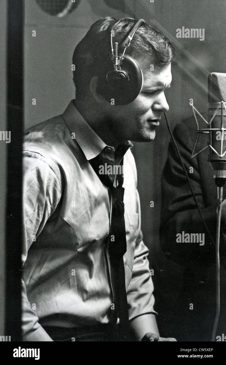 BARRY SADLER (1940-1987) US Army ex-combat medic recording his "Ballads ...