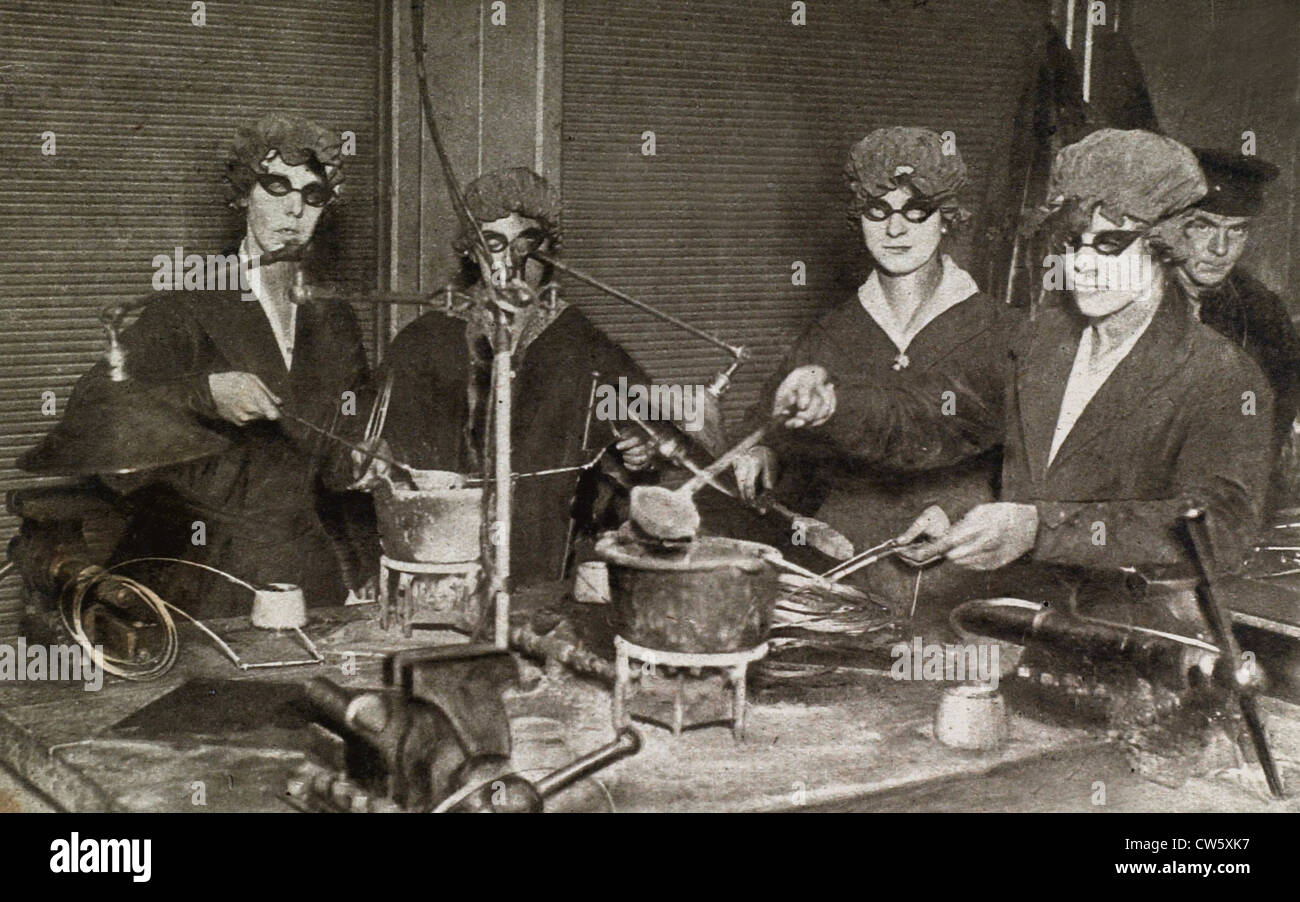 World War I. Women workers making observation balloons (England, 1918 ...