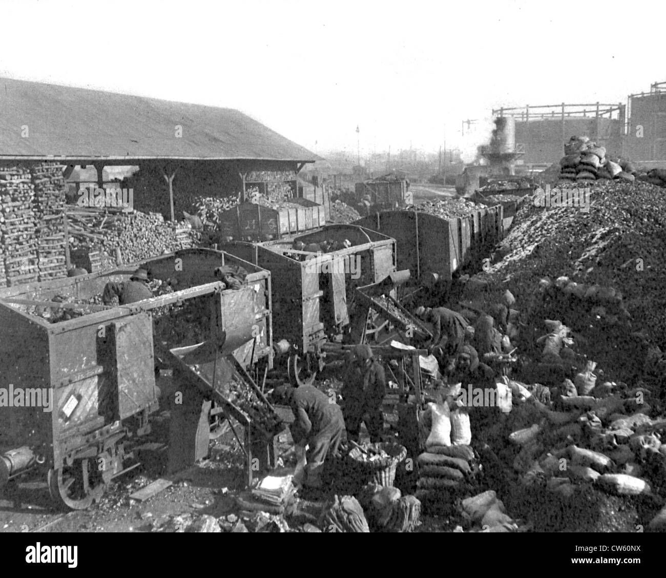 World War I. Sorting coal at La Chapelle station in Paris (1917 Stock ...