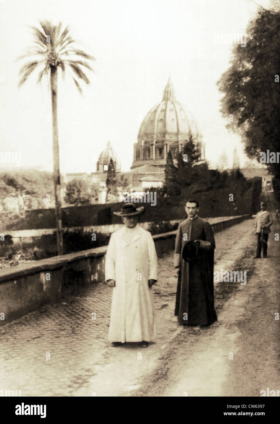 Pope Pie XI's walk in the gardens of the Vatican (1922 Stock Photo - Alamy