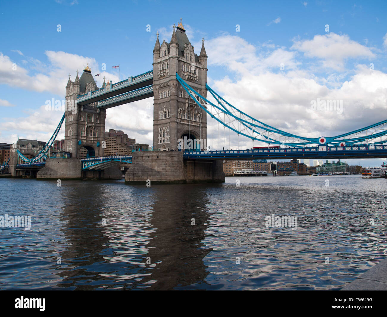 Bridge over thames hi-res stock photography and images - Alamy