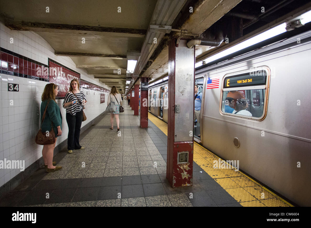People leaving a train on the New York's City subway Stock Photo - Alamy