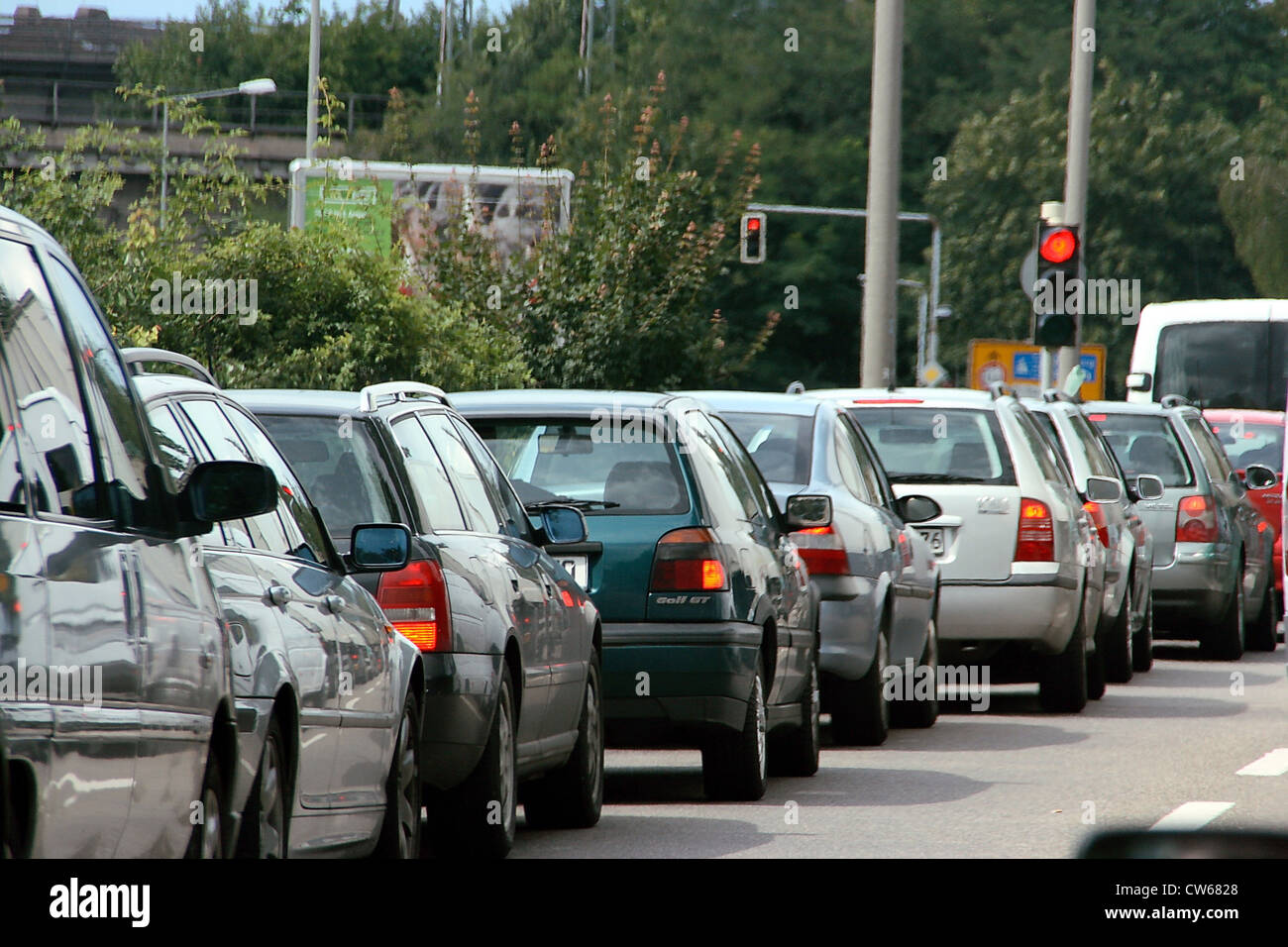 Car waiting behind traffic light hi-res stock photography and images ...