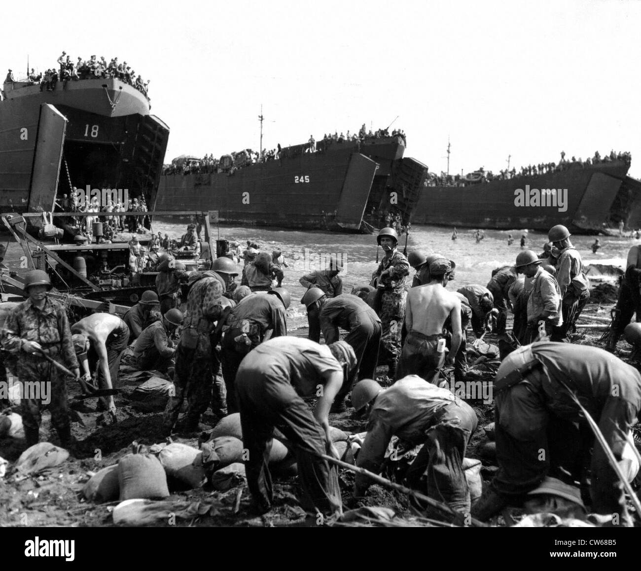 Landing ship tank unloading men hi-res stock photography and images - Alamy