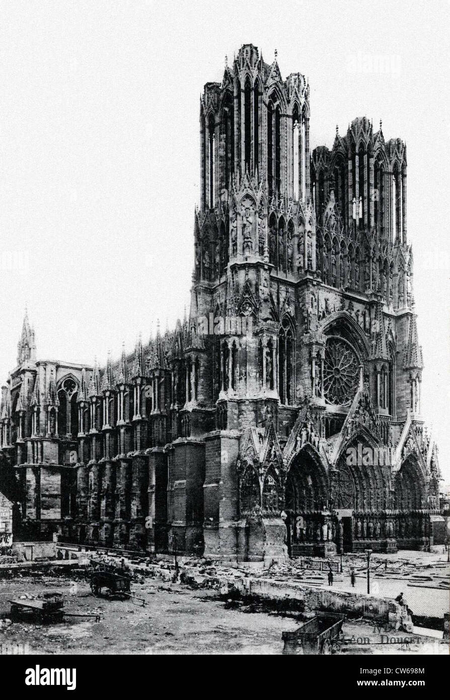 Cathedral reims after bombing 1914 hi-res stock photography and images ...