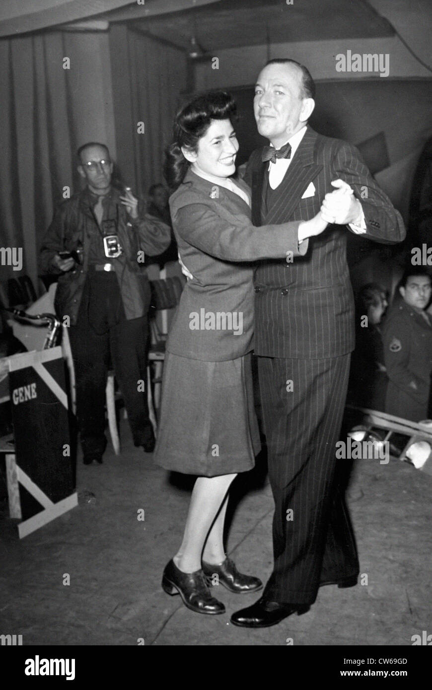 Noël Coward dances with a US woman soldier in Paris (March 10,1945 ...