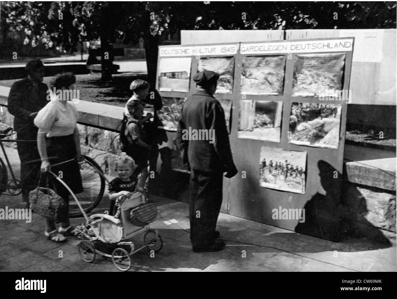 Germans view atrocities pictures in Beckum (May 11,1945 Stock Photo - Alamy