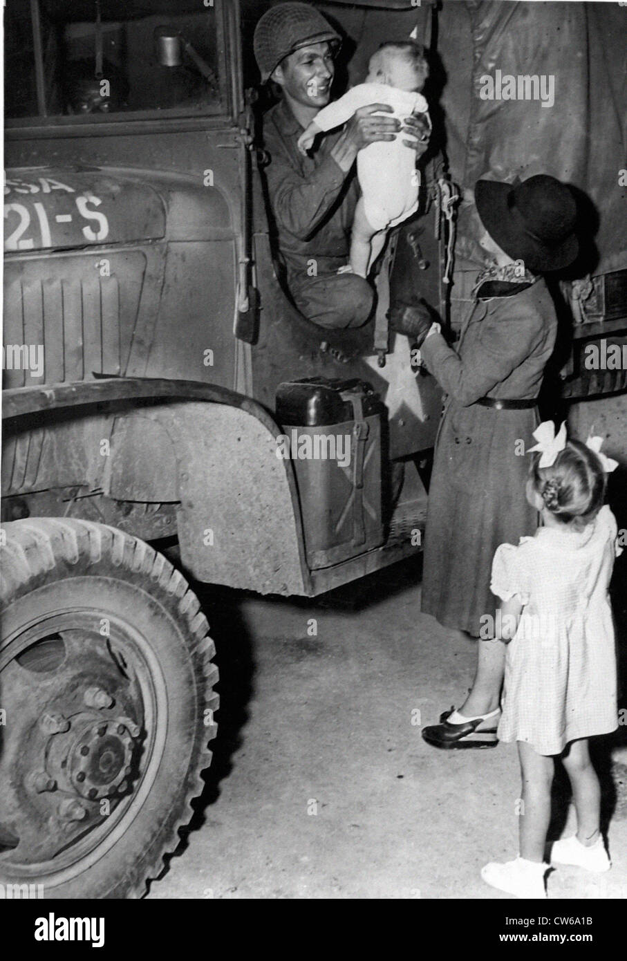 French baby gets hug from American liberator Patay (France), summer 44 ...