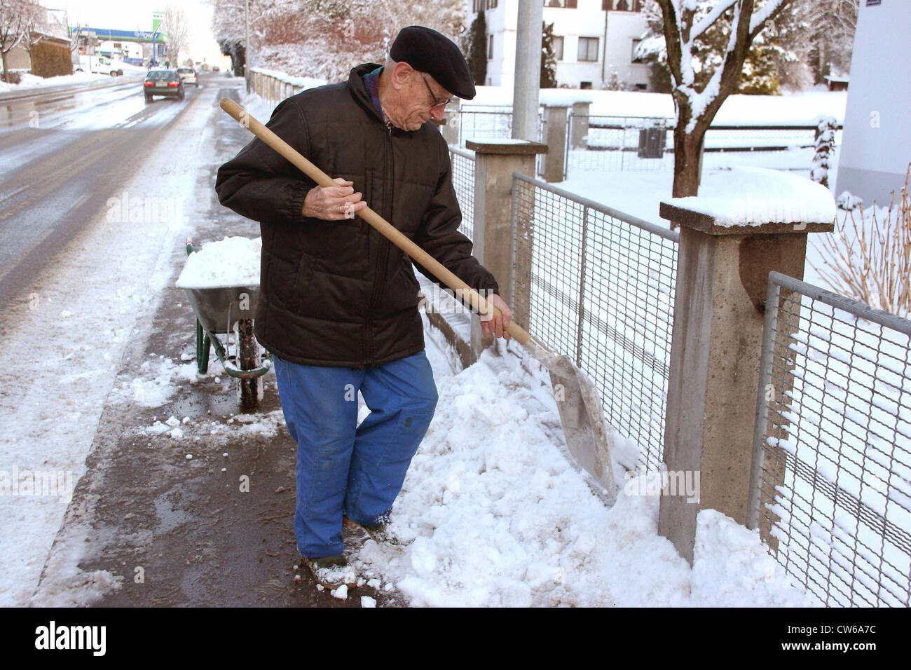 Old man shoveling snow hi-res stock photography and images - Alamy