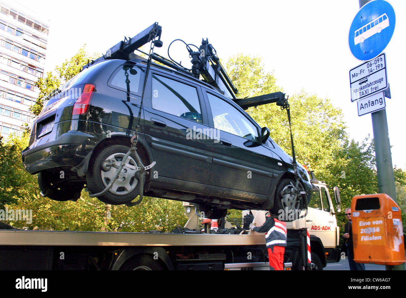 a car is towed off Stock Photo - Alamy