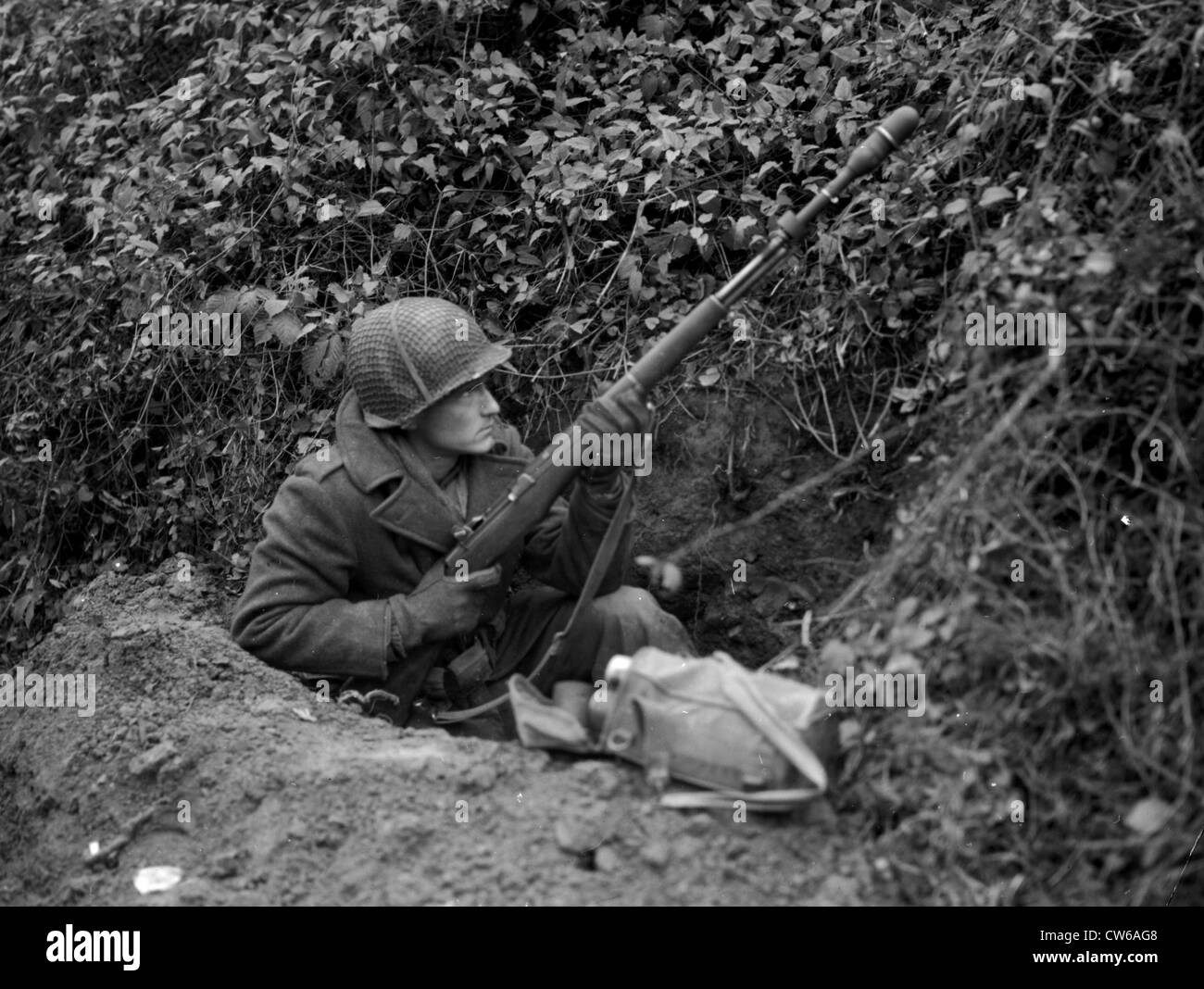 A U.S soldier prepares to fire rifle grenade in Stolberg area (Germany ...