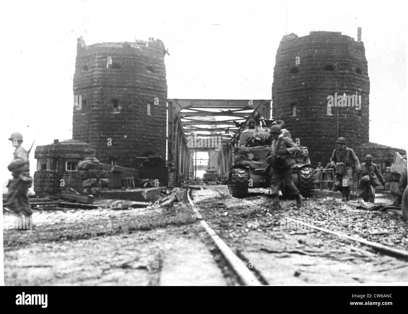 U.S tank arrives on east bank of the Rhine river Remagen Bridge(Germany ...