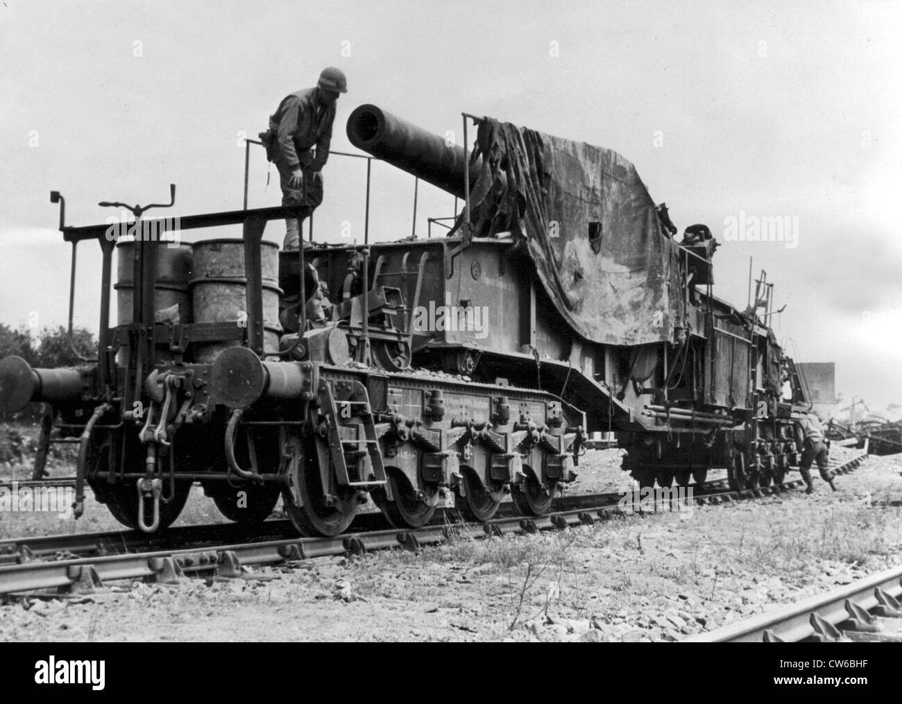 US soldiers examine a German giant gun near Torigny-sur-Vire (France ...