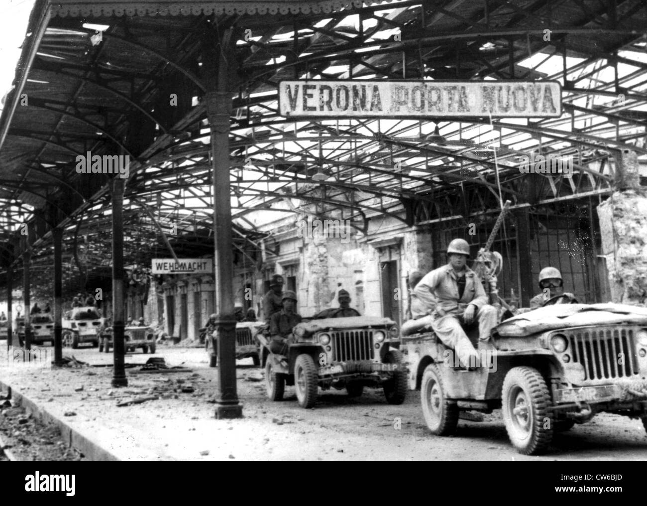 U.S troops of the 5th Army in Verona (Italy) April 30,1945 Stock Photo ...