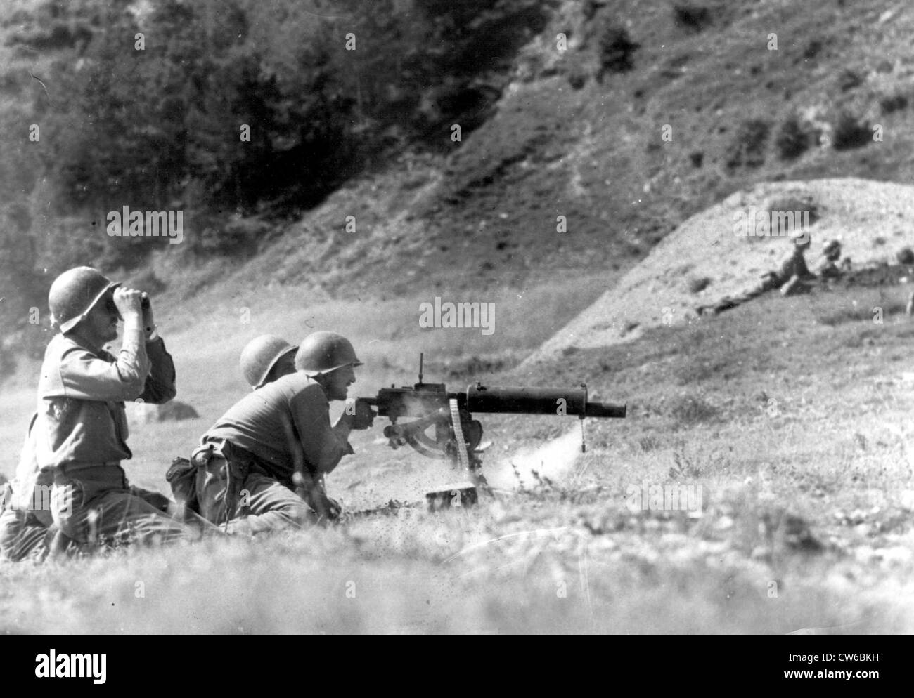 A machine gun crew of the 5th Allied army fires against Germans in ...