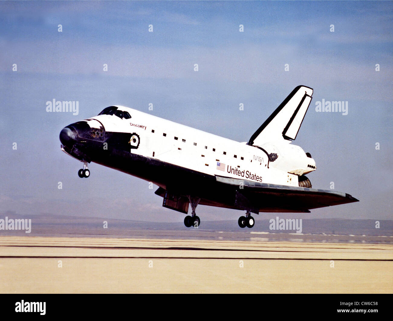 The Space Shuttle Discovery prepares to touchdown on a Mojave Desert lake, October 3,1988 Stock ...