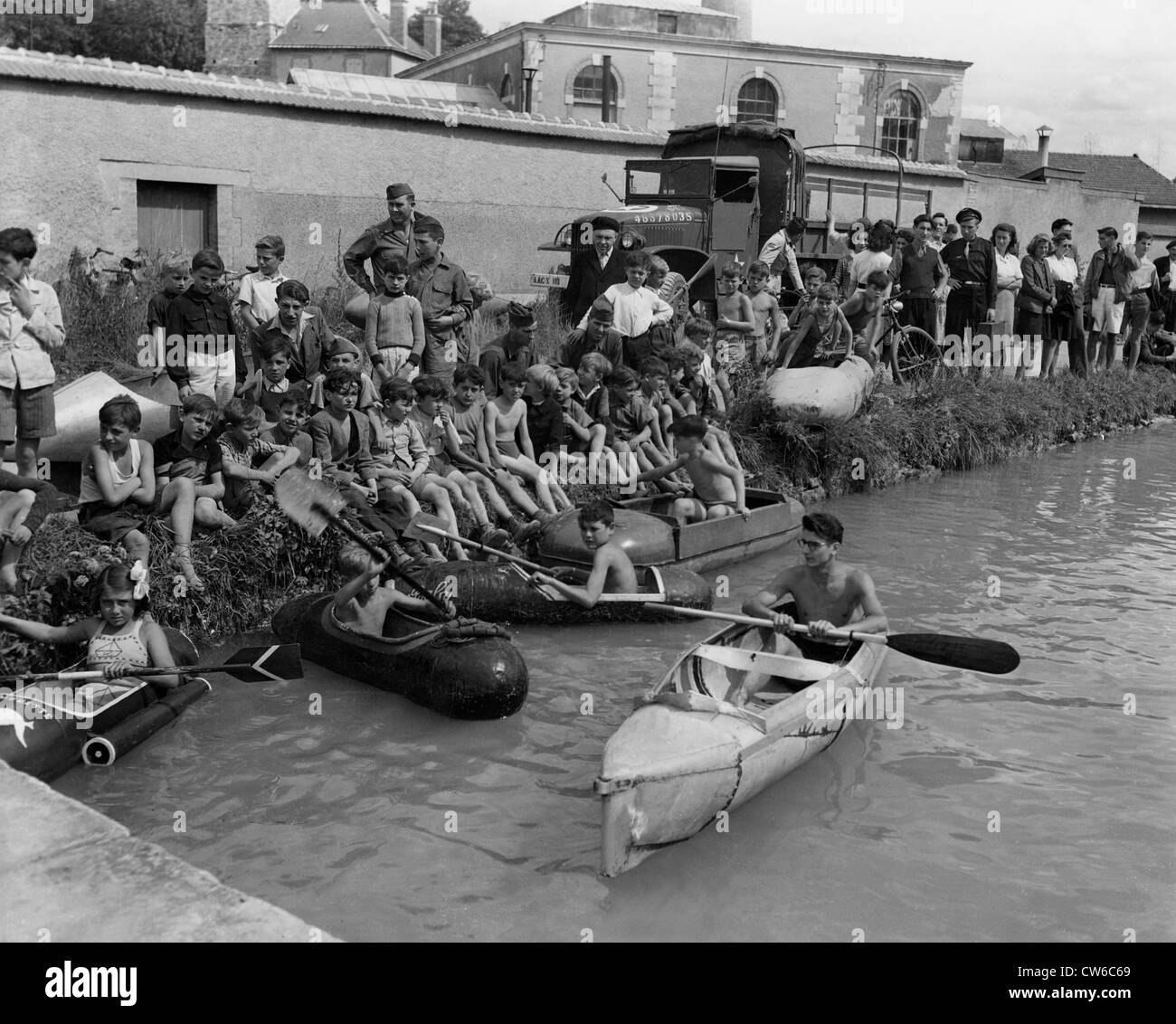 Happy civilians hi-res stock photography and images - Alamy